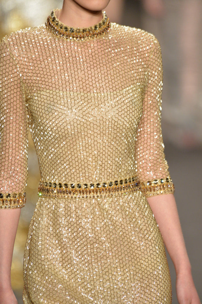 Tendance sequins, satin et liquid gold : comment porter le brillant ...