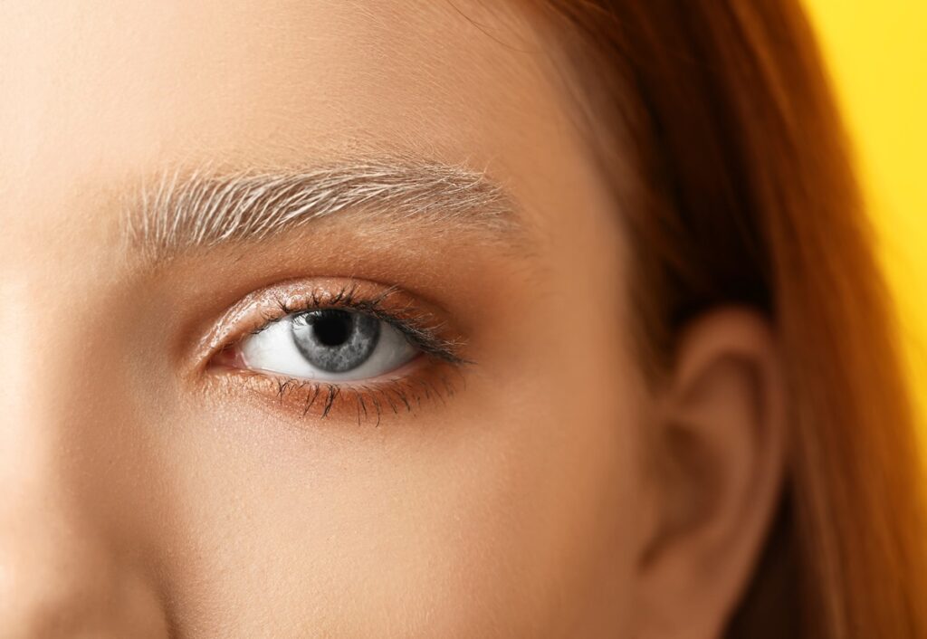 Bleached brows, la tendance des sourcils blanchis